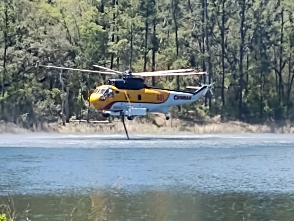 Helicopter carrying water to forest fire near Lynne - Ocala-News.com