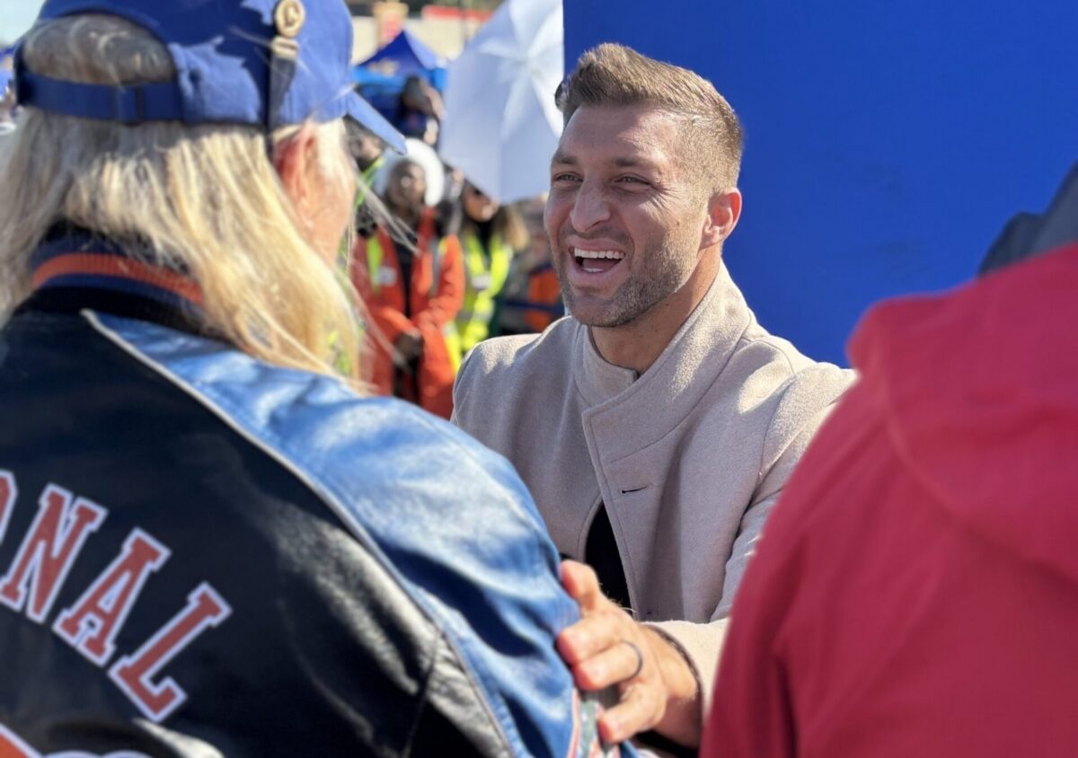 Tim Tebow helps open Ocala's new Walmart Neighborhood Market - Ocala ...