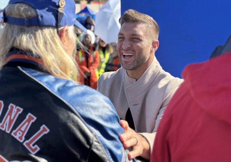 Tim Tebow helps open Ocala's new Walmart Neighborhood Market - Ocala ...