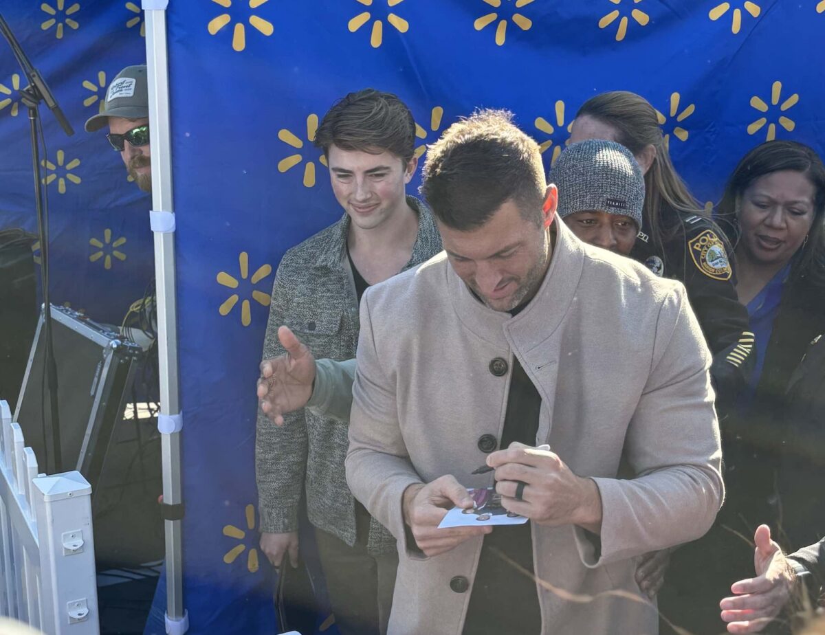 Tim Tebow helps open Ocala's new Walmart Neighborhood Market - Ocala ...