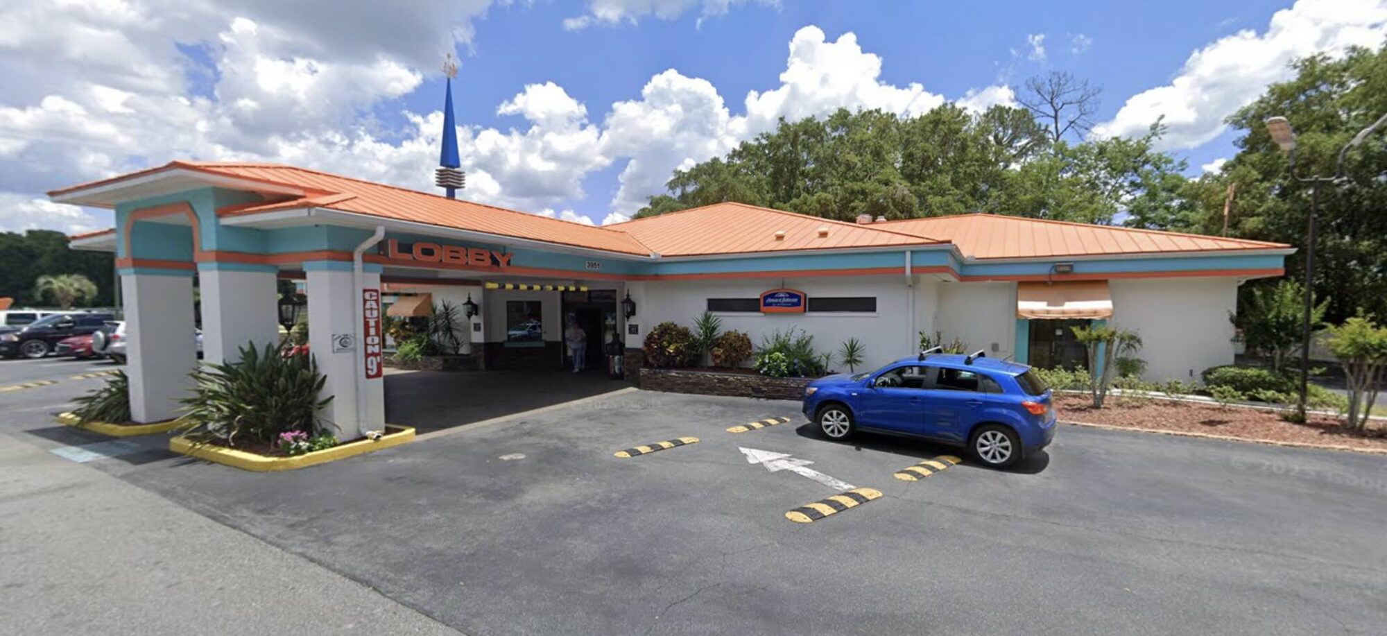 Woman sues Ocala hotel after bathroom sink allegedly collapses on her ...