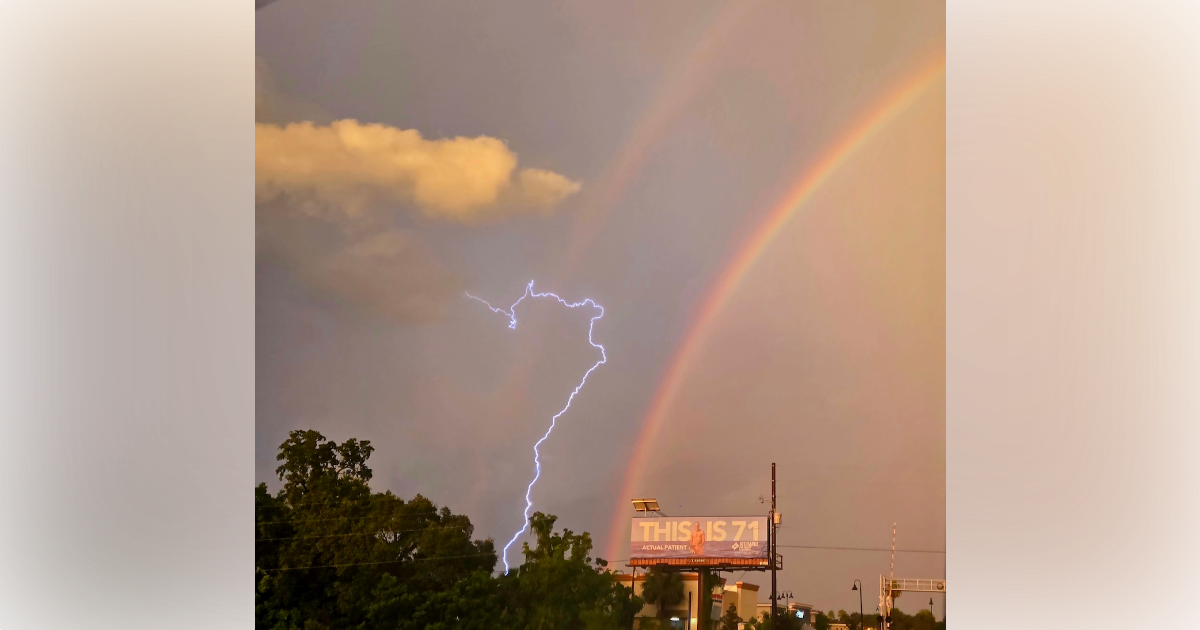 Lightning strikes through a double rainbow in Oxford - Ocala-News.com