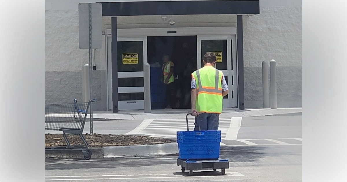 Ocala Walmart employee's chivalrous act goes viral - Ocala-News.com